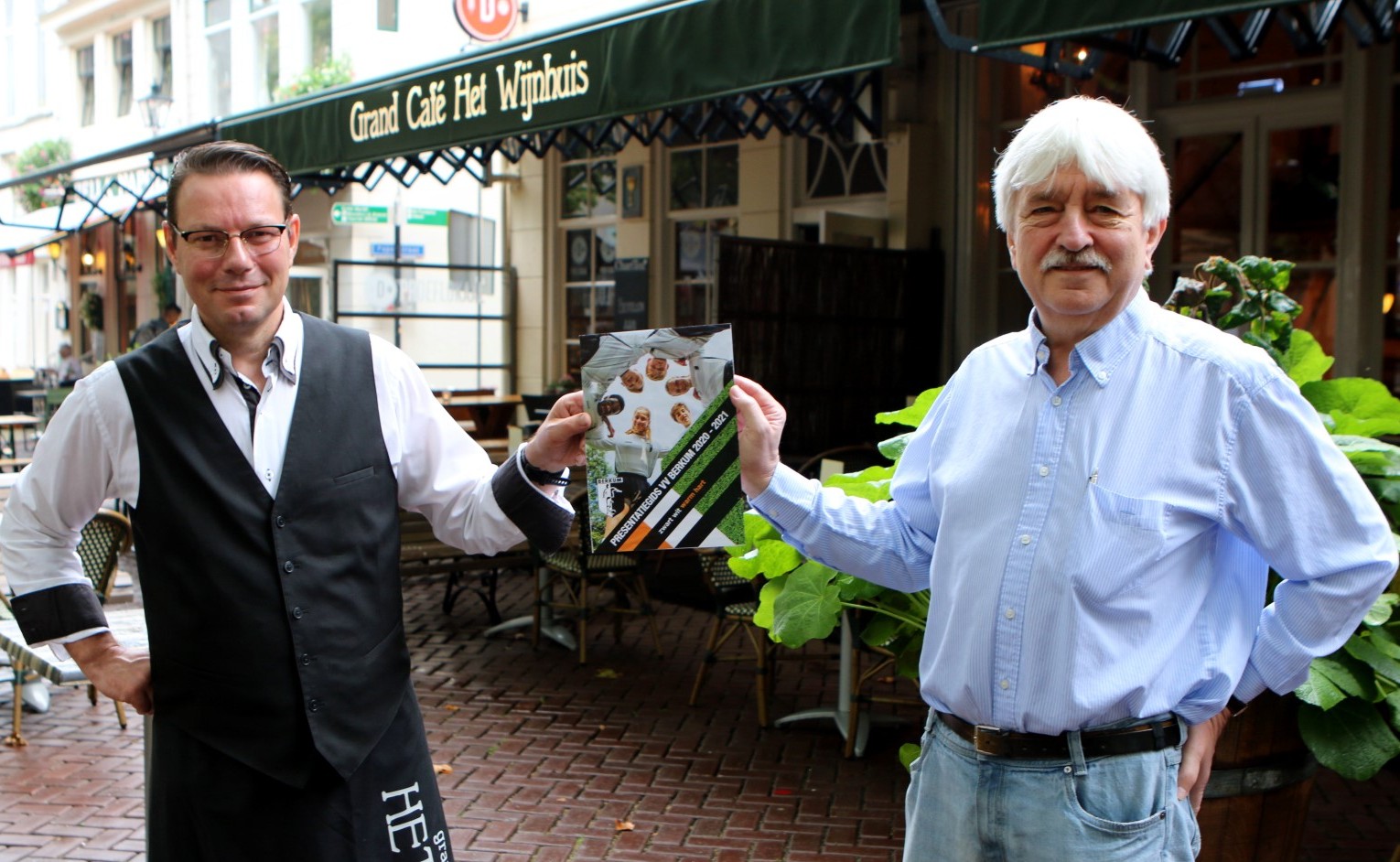 Arjan Broekman ontvangt eerste presentatiegids | VV Berkum